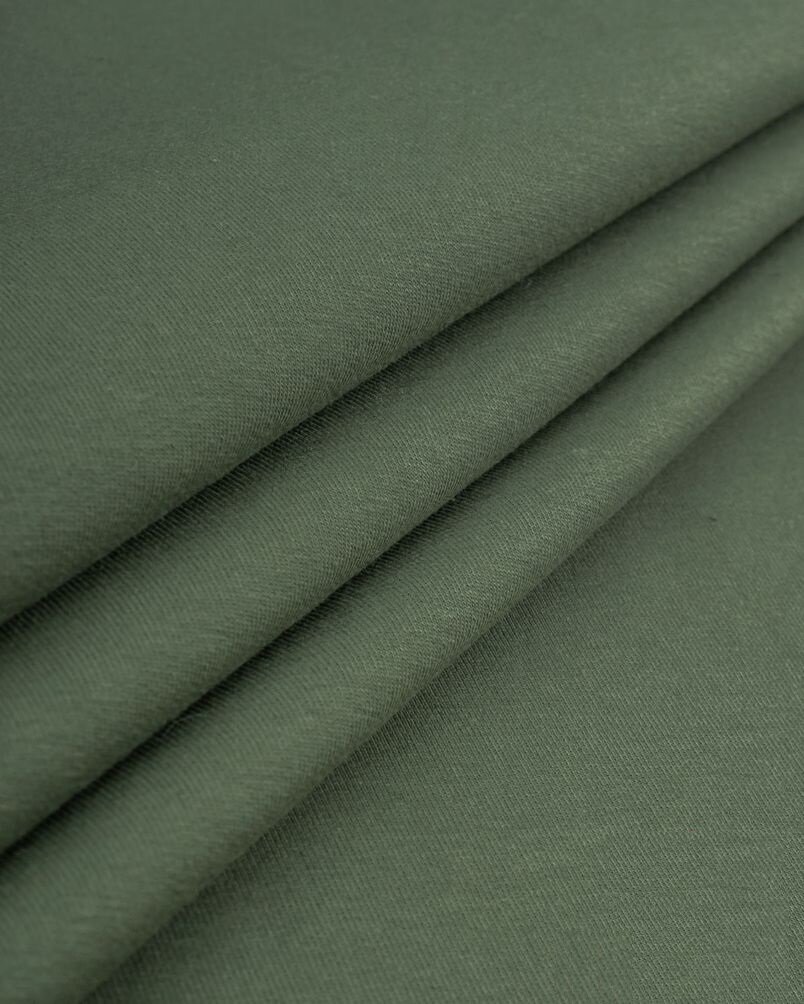 Ткань Футер 2-х нитка пенье. Состав: 73% хлопок, 22% пэ, 5% лайкра. Цвет хаки. Готовый отрез 3*1,85 м.