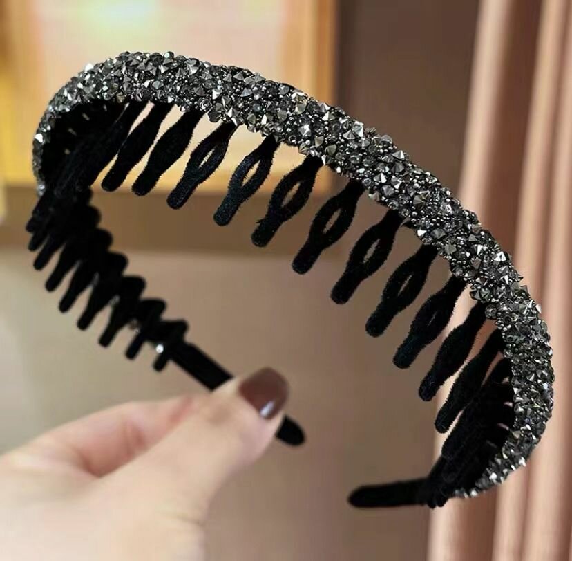 Ободок с бархатным гребнем, украшенный стразами