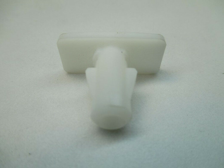 Клипса пистон 95964980 уплотнителя двери задней Шевроле Круз - 1 штука! - General Motors