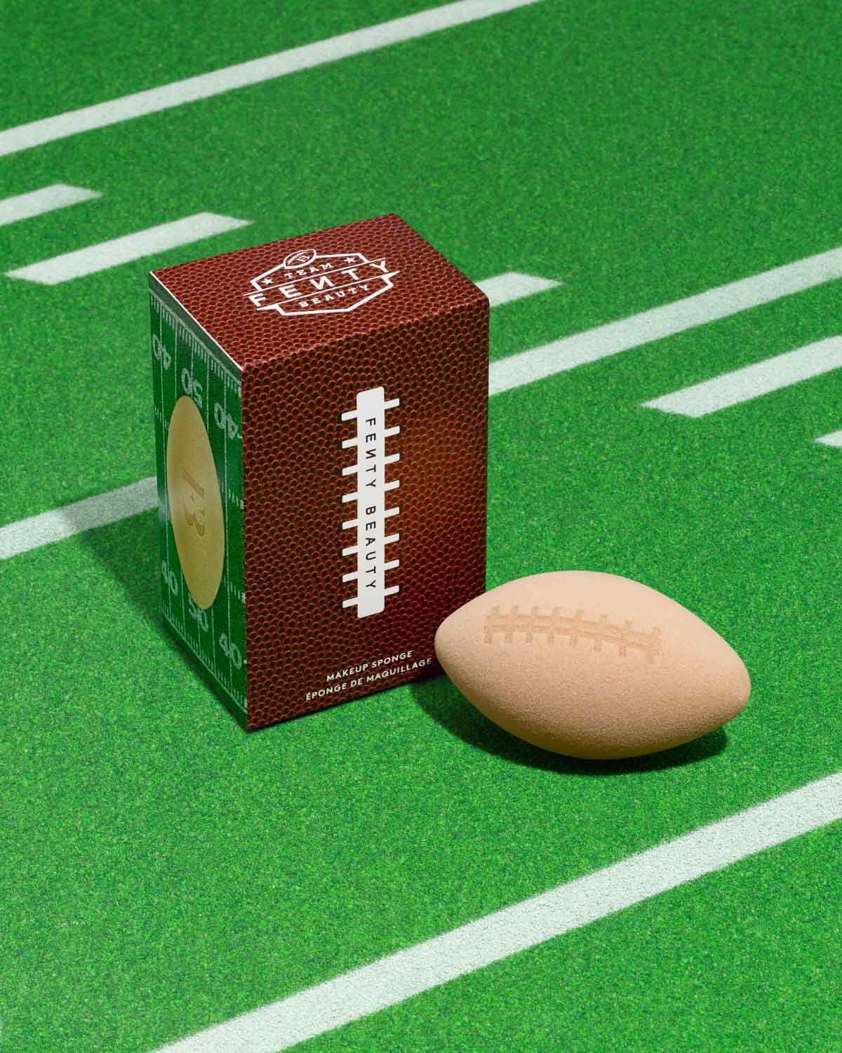 FENTY BEAUTY спонж для нанесения макияжа Showstopp'r Football Sponge