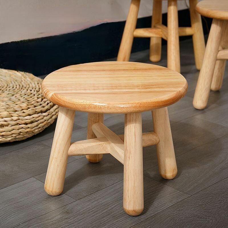 Бытовой стул из цельного дерева