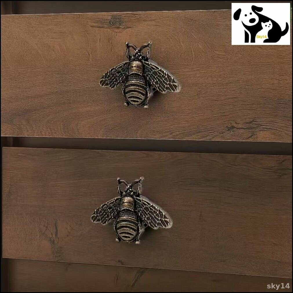 Шесть винтажных пчелиных ручек мебели для кухни в загородных домах и виллах, а также различные шкафы и ящики идеально передают очарование Прованса и деревенского стиля