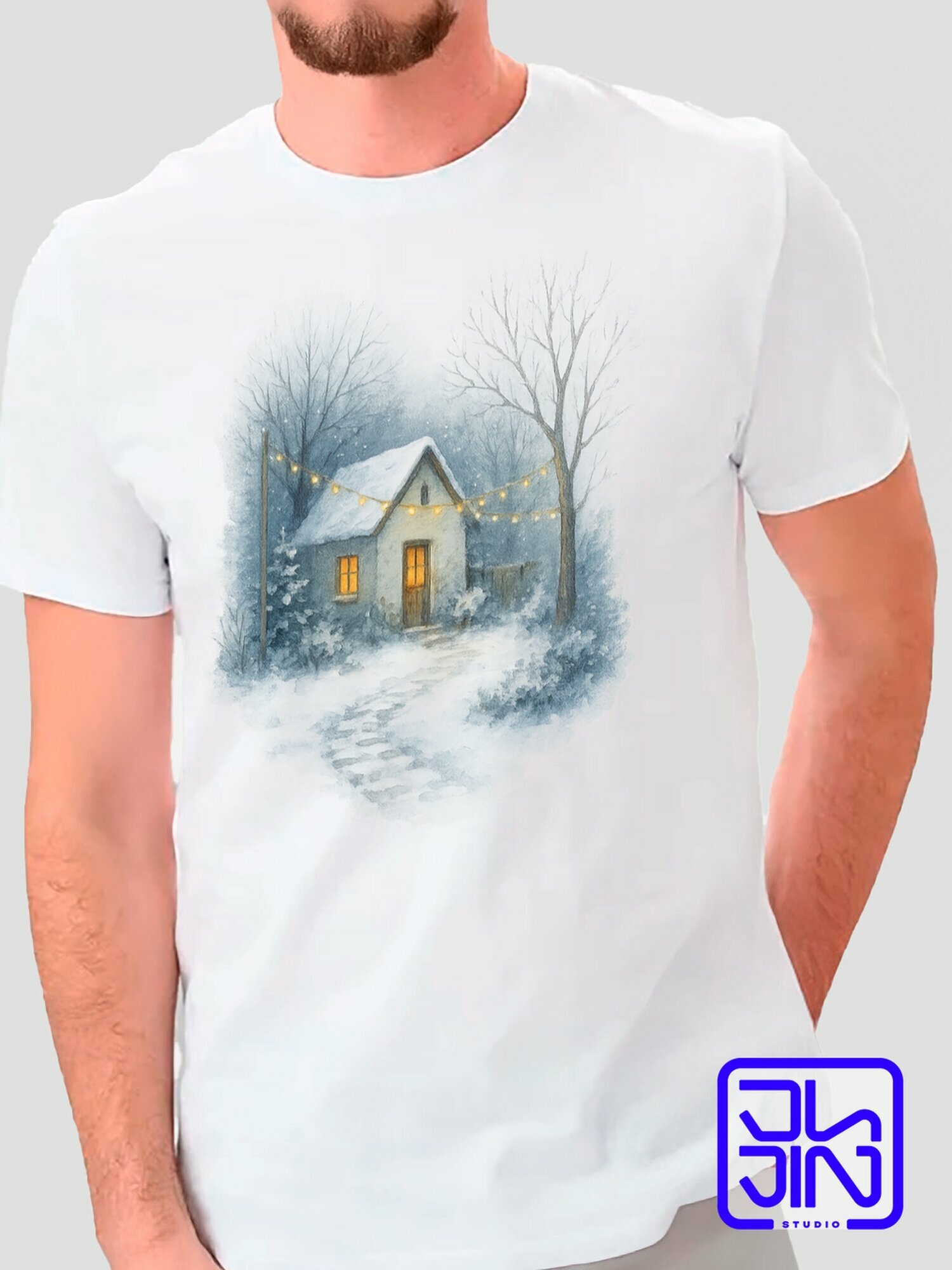 Футболка классическая мужская с авторским принтом Белый дом в зимнем снегу, авторская выразительная светло-голубая картина, белый хлопковый трикотаж с прикольным рисунком на груди
