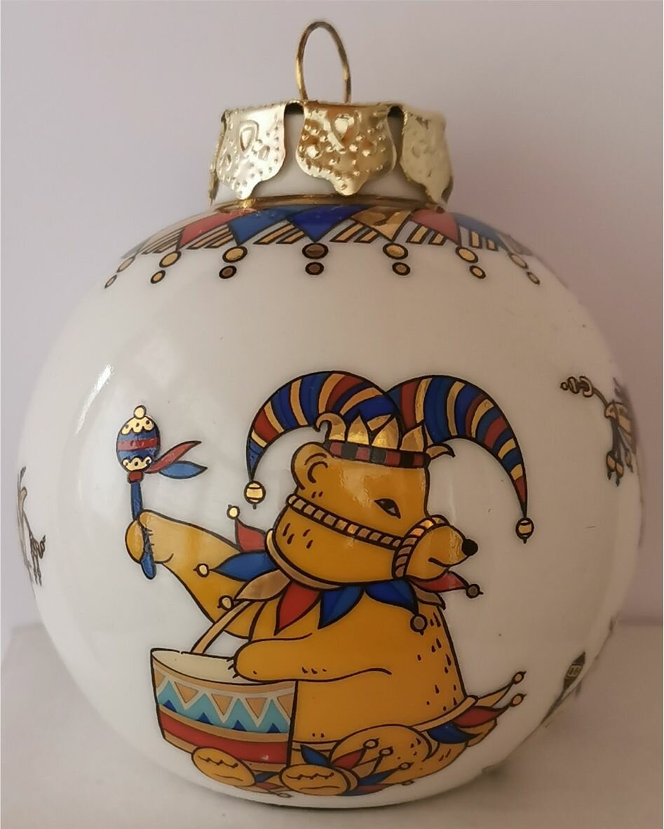 ШАР фарфоровый Новогодний на ёлку-"скоморохи-мишка С барабаном" диаметр-65 мм, в картонной коробке.