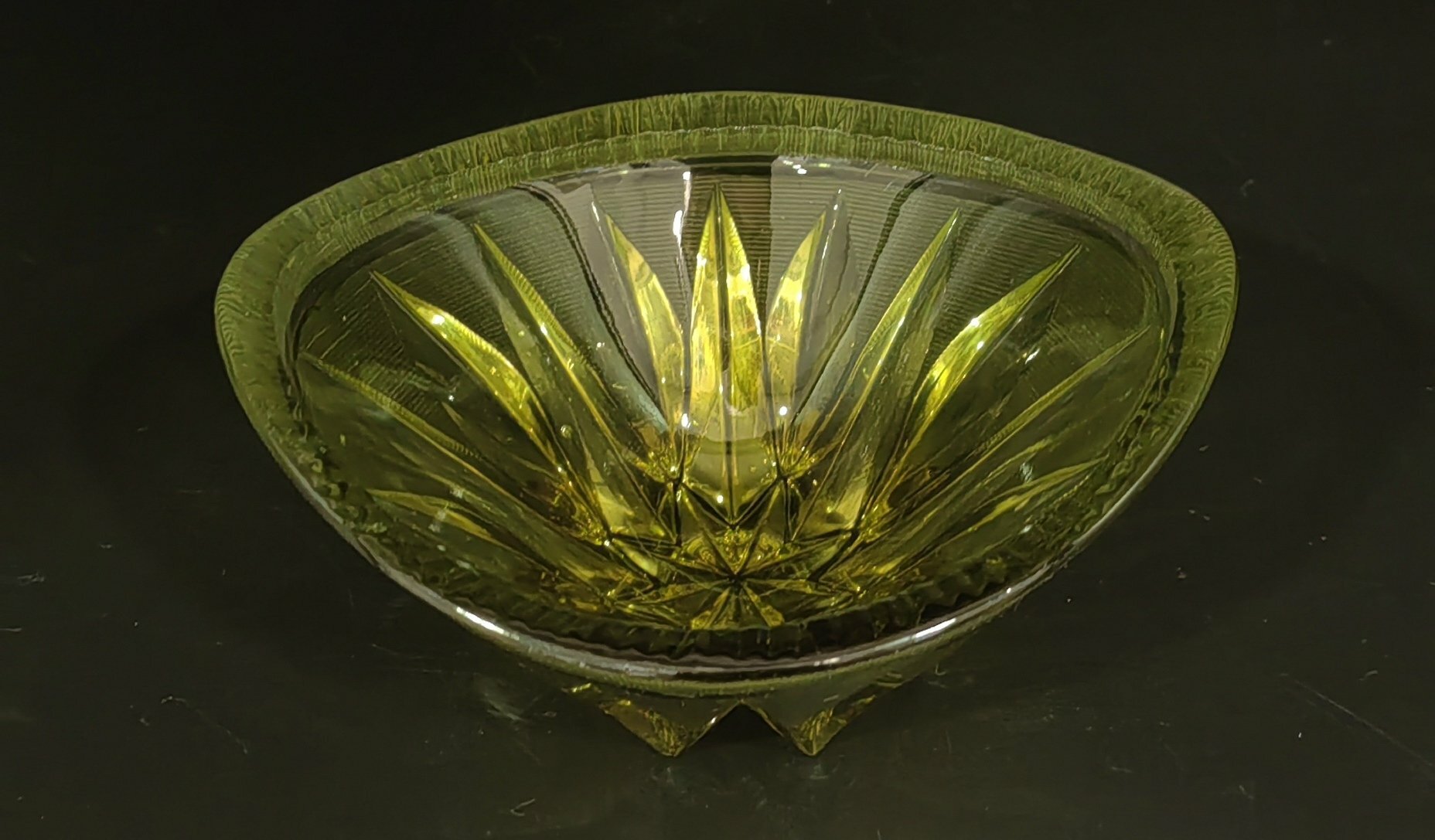 Конфетница "Лодочка" зелёного цвета, автор формы Яновская Е. В, стекло