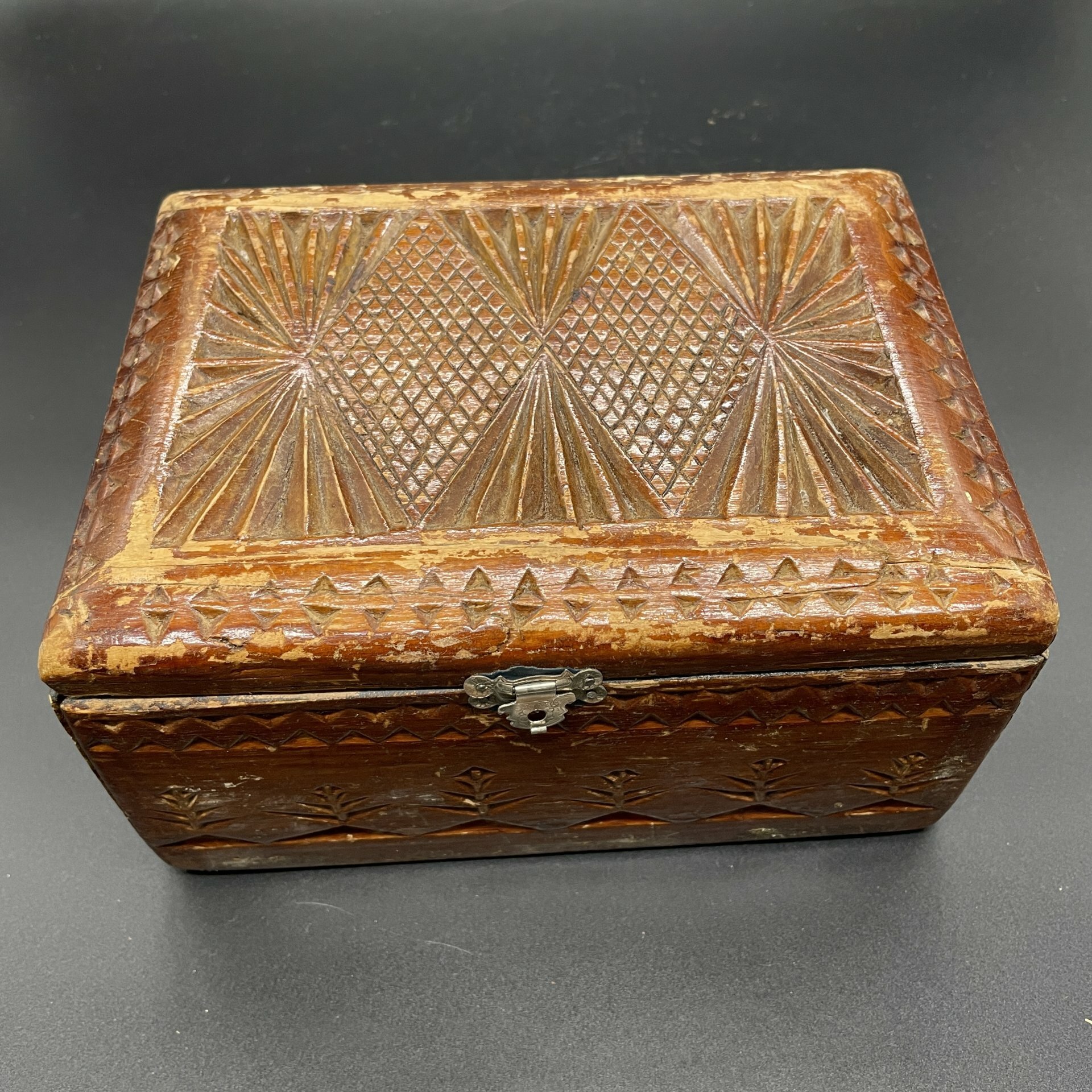 Шкатулка с резным декором, дерево, резьба, лак, СССР, 1980-2000 гг.