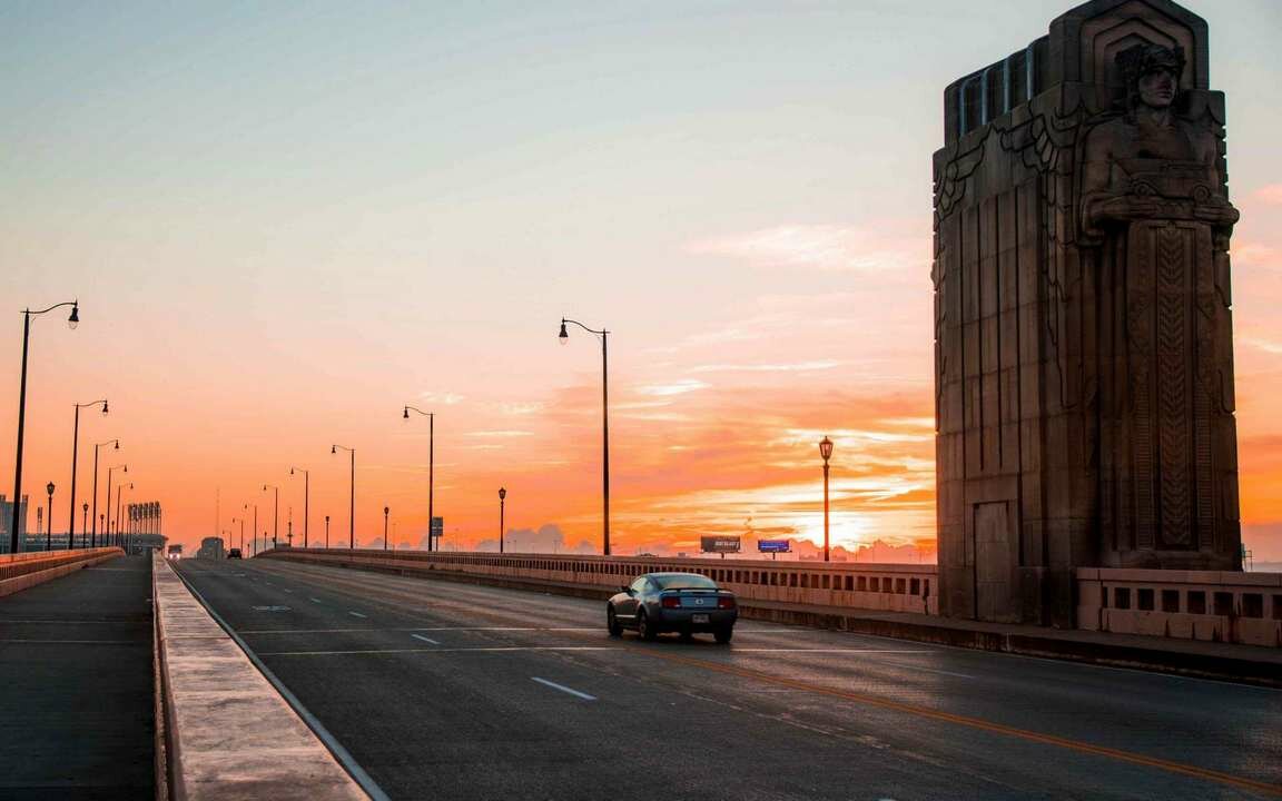 Картина на холсте 110x60 LinxOne "Автомобиль, движение, мост, закат, кливленд" интерьерная для дома / на стену / на кухню / с подрамником