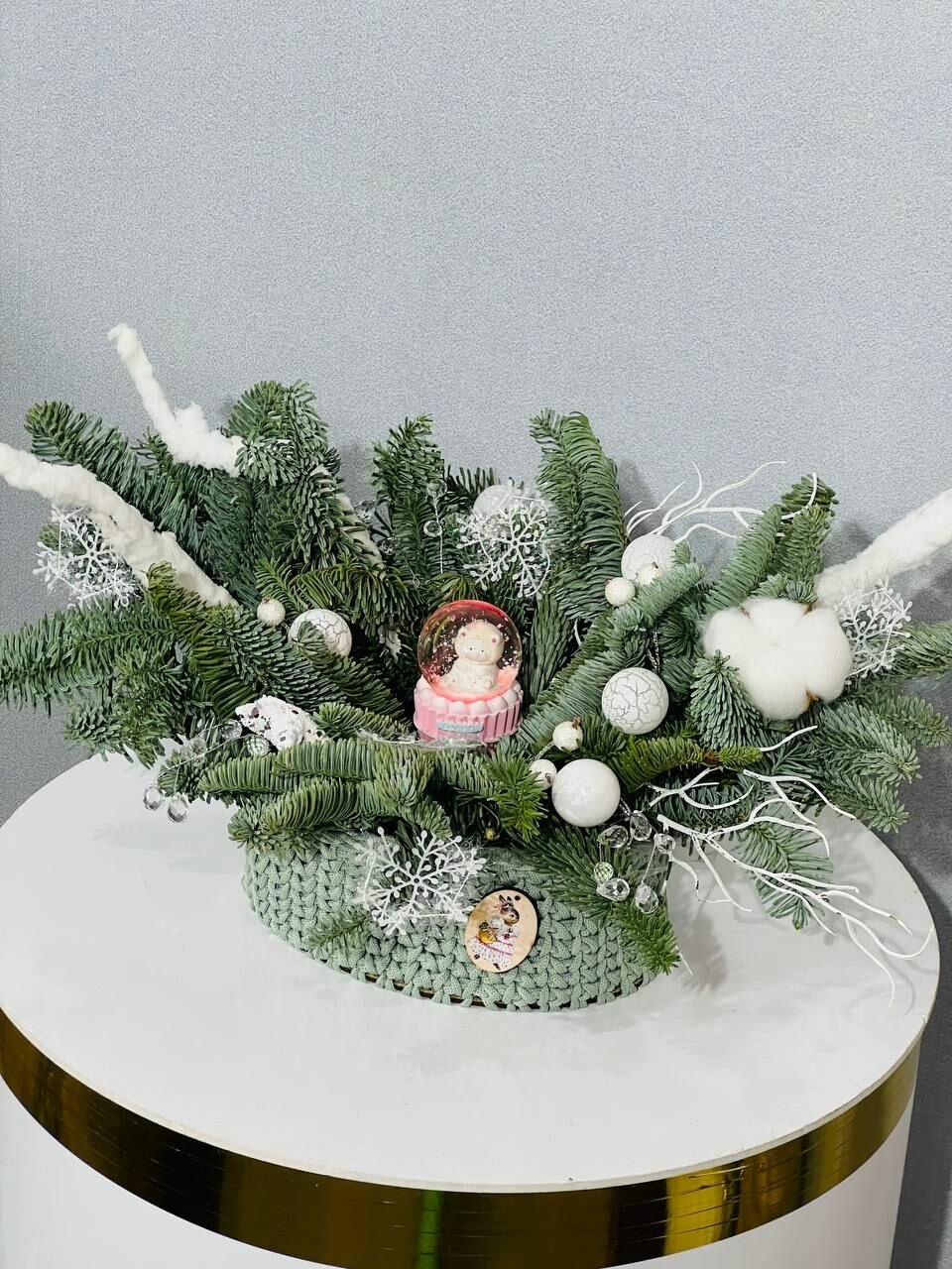 Новогодняя композиция из натуральной елки в вязаном кашпо с сувениром "Снежный шар", нобилис, лапник, живая елка