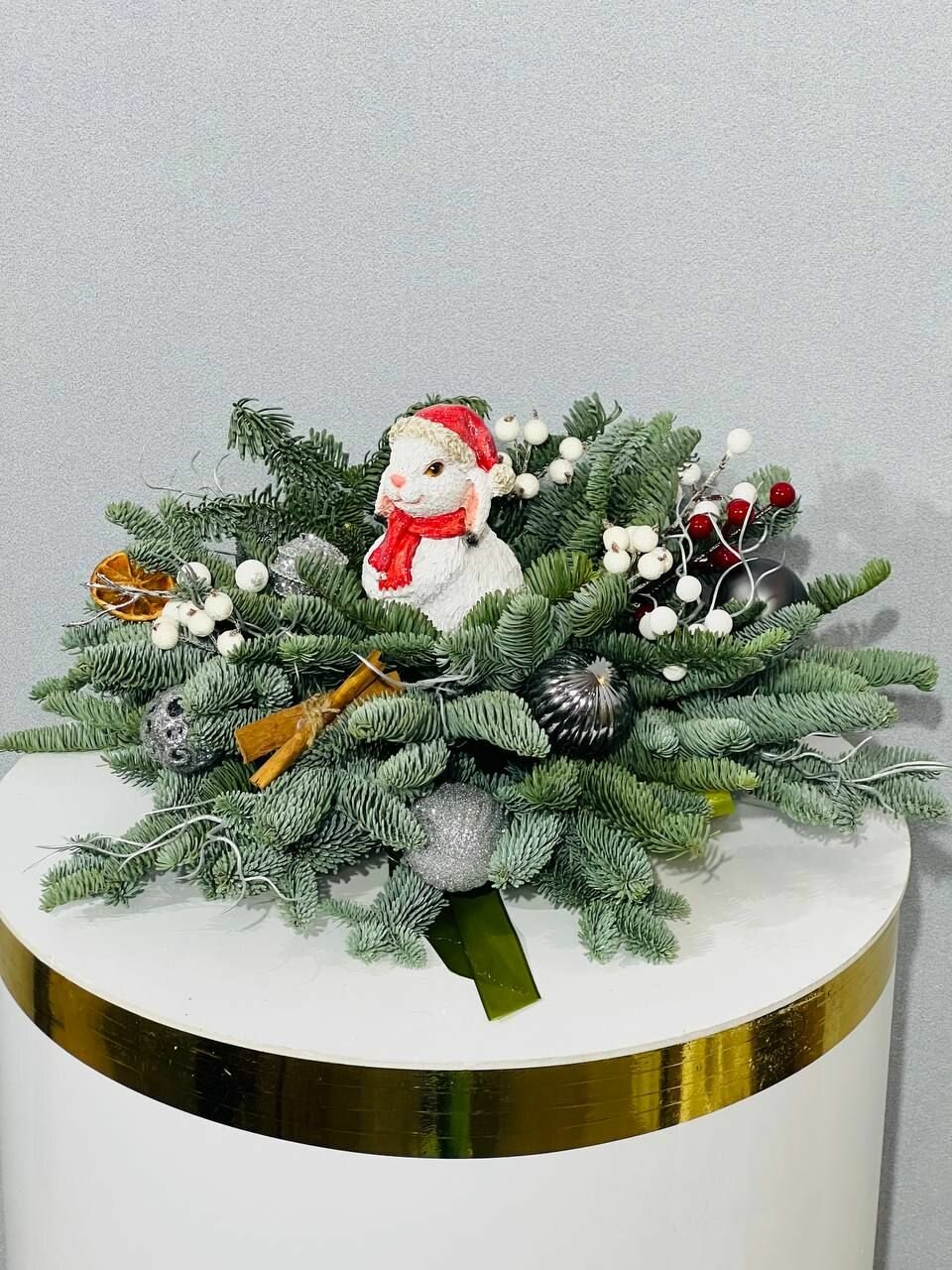Новогодняя композиция из елки, нобилис, новогодний декор, елка живая с сувениром зайчик