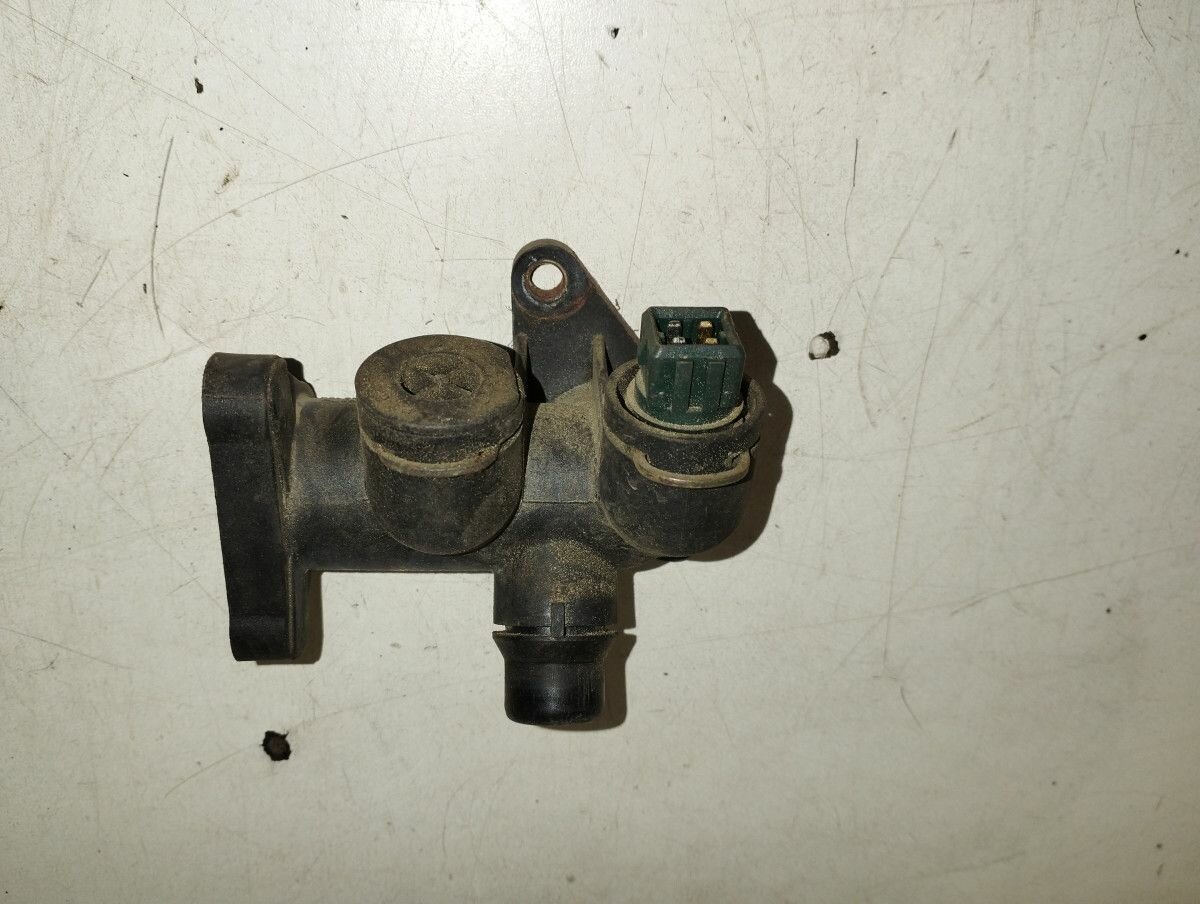 Фланец системы охлаждения VW Passat B5 058121133B