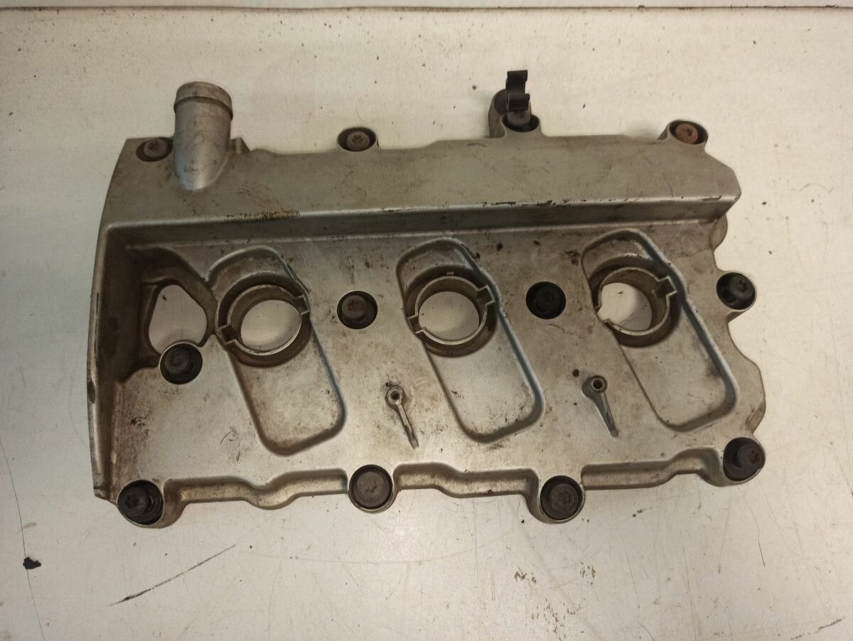 Крышка клапанная правая 3,2 AUK Audi A4 A6 A8 06E103472L