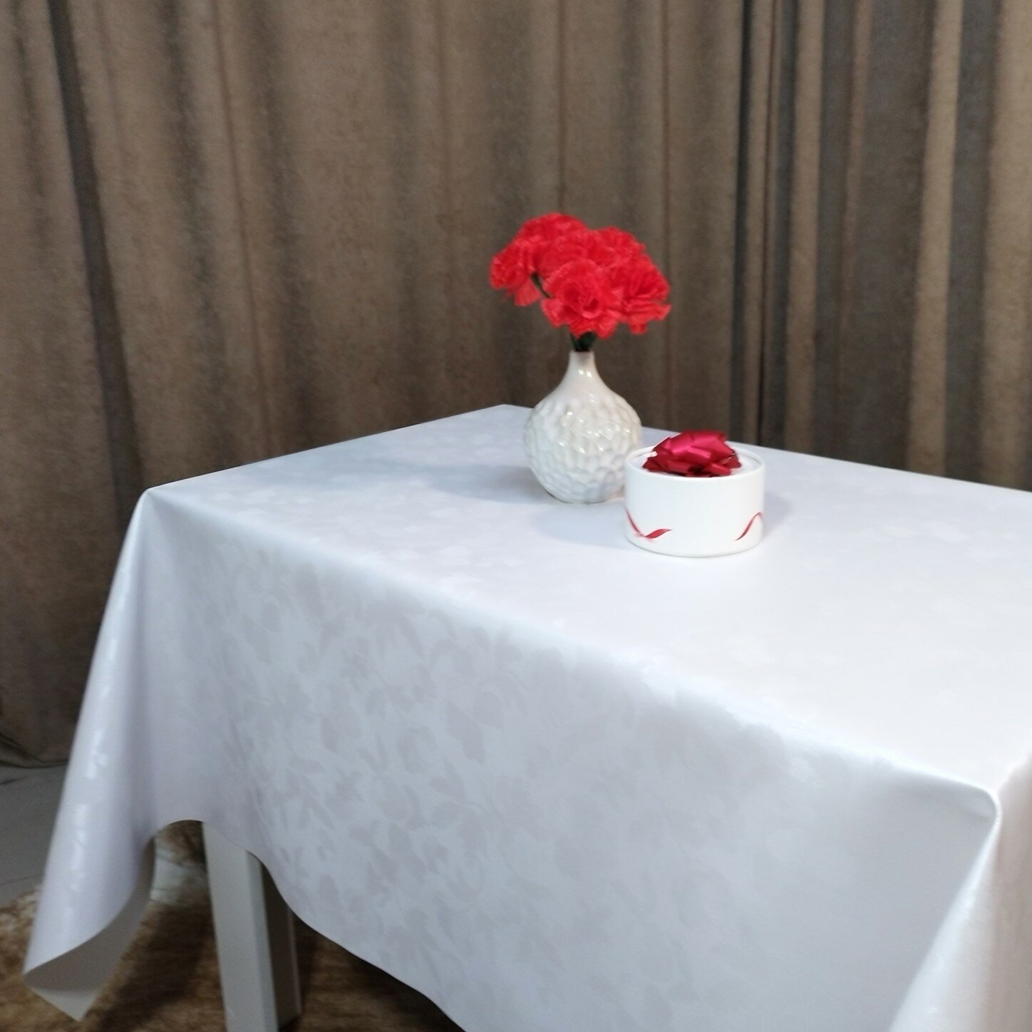 Клеенка "NEAPOL" на тканевой основе, цвет белый с перламутром.