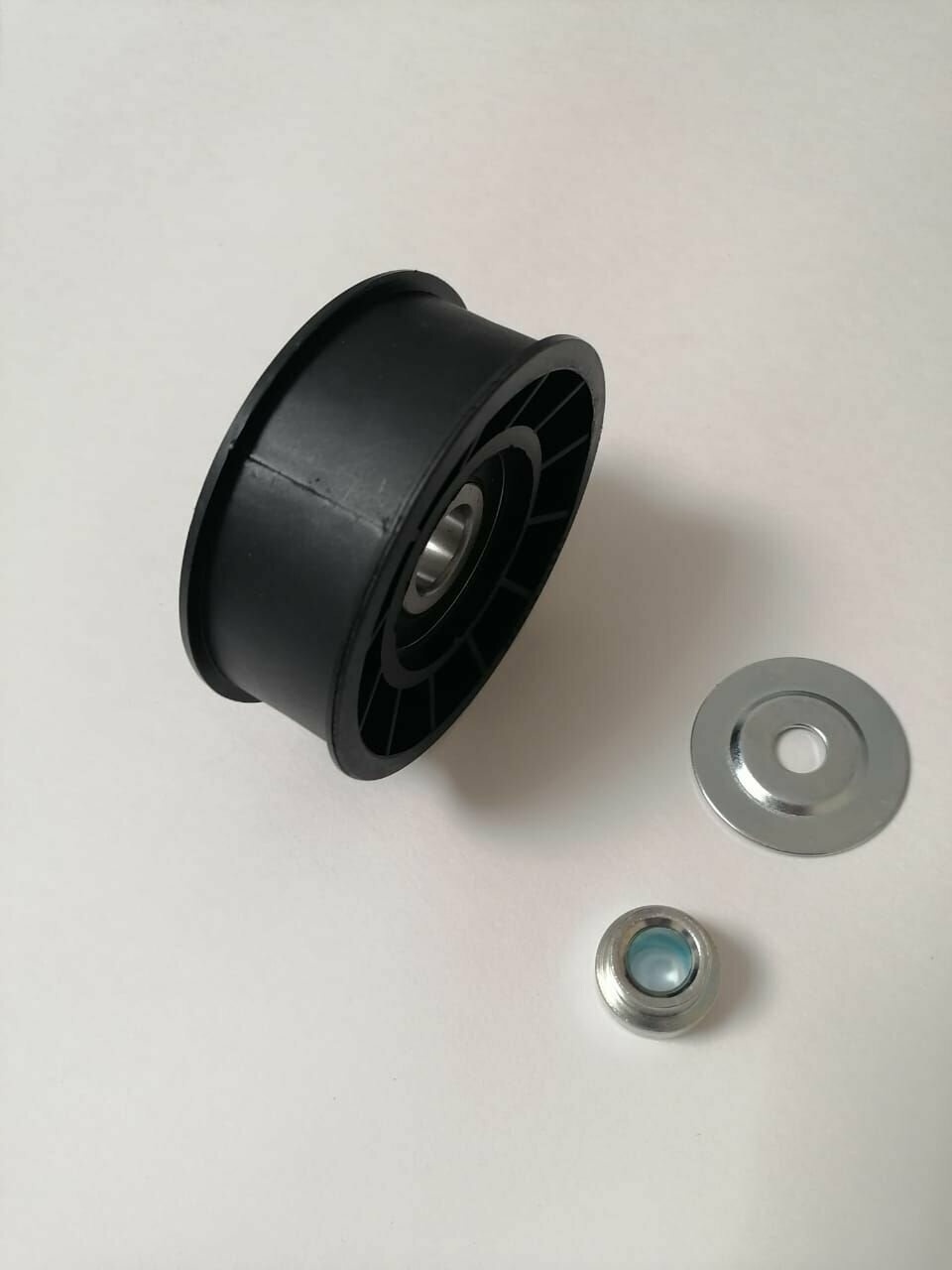 Ролик направляющий ремня генератора в сб. (пласт. с бортиком) 740.11-1307220