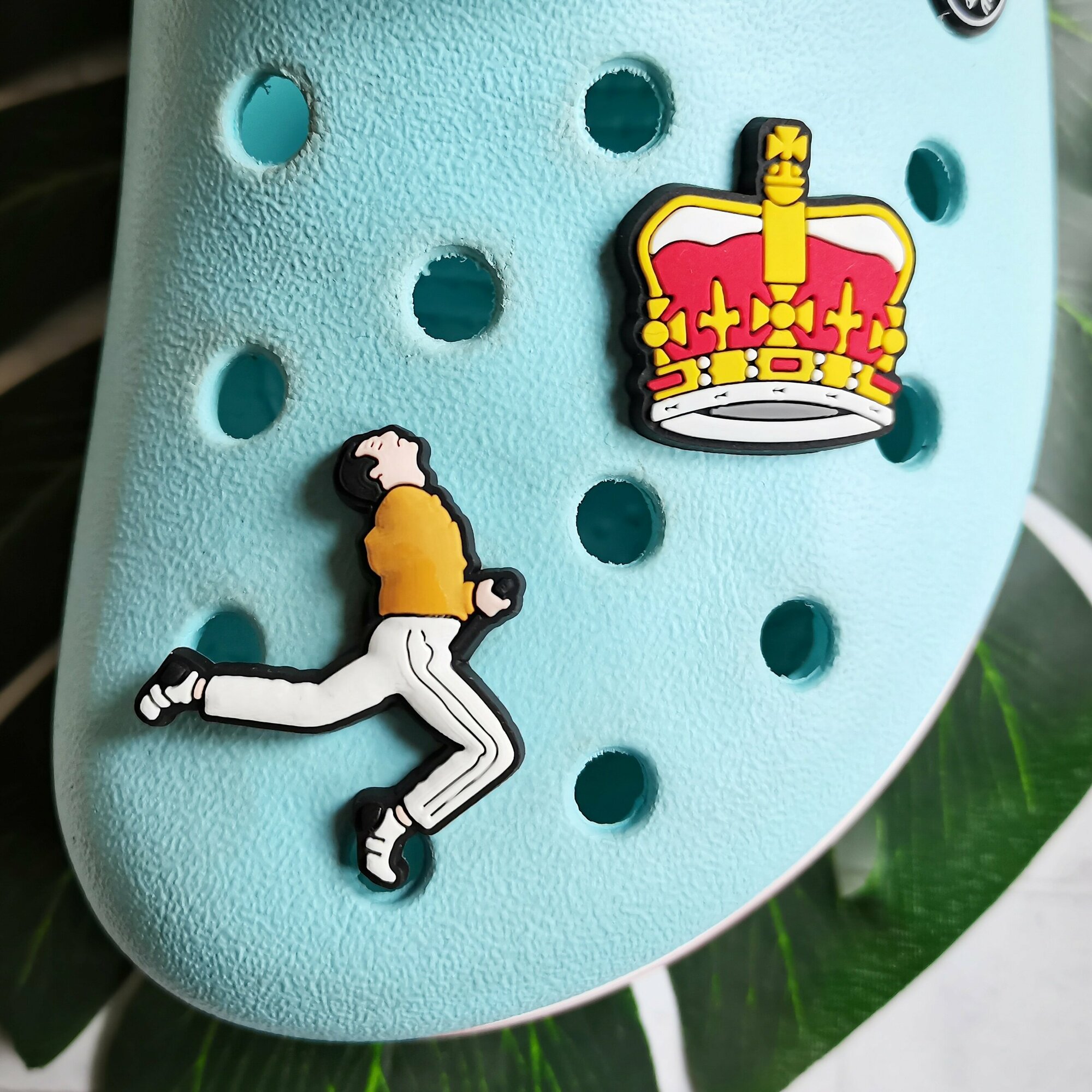 Джибитс Queen на Crocs