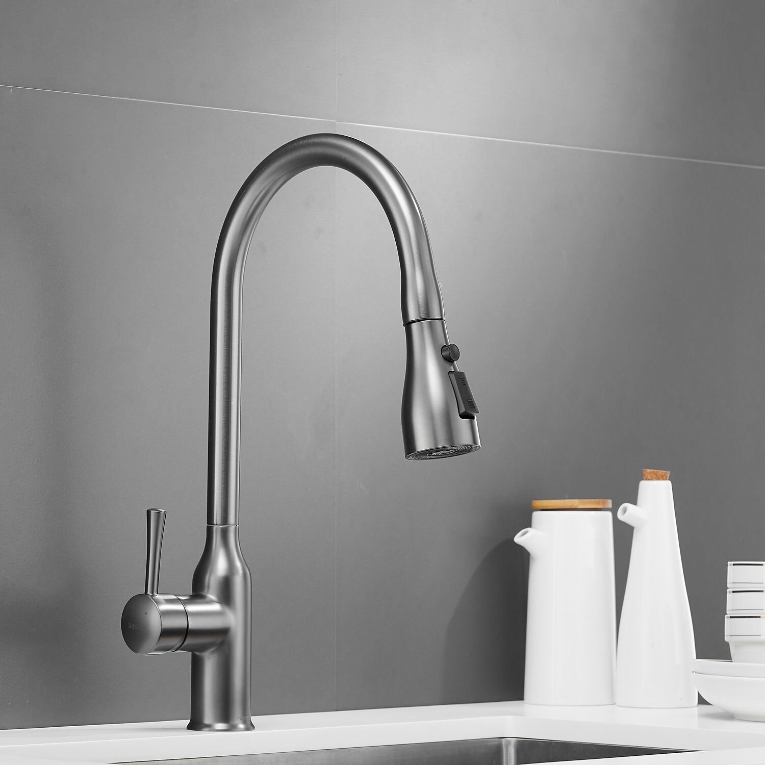 Смеситель для кухни Shevanik с поворотным изливом, с выдвижным 2-х режимным аэратором, оружейная сталь