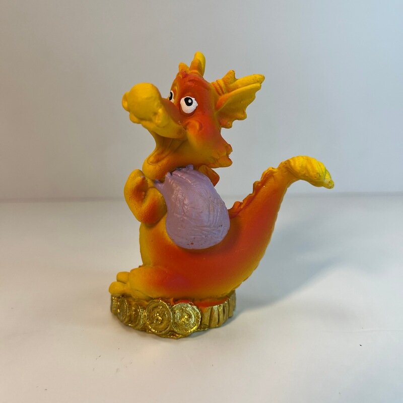 Сувенир полистоун "Рыжий дракон с мешком"