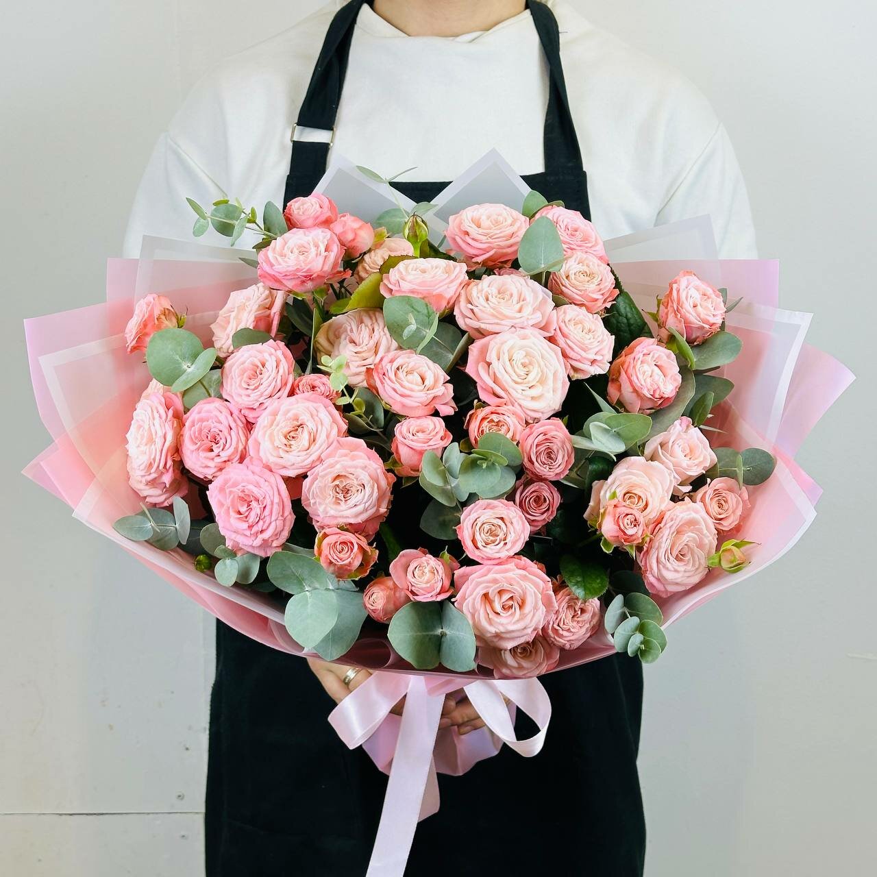 Букет Rybe-Flowers "Мадам Бомбастик", 19 роз, пионовидные розы, дизайнерская упаковка, 40см