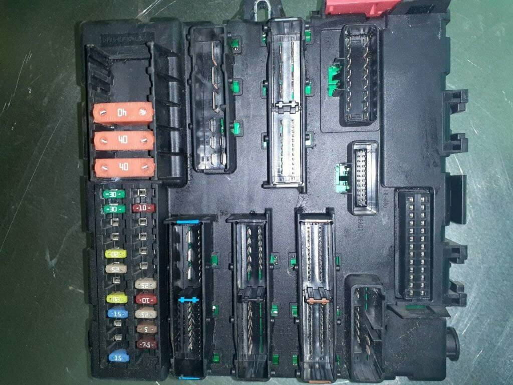 Блок предохранителей Opel Signum C 2005 13189923