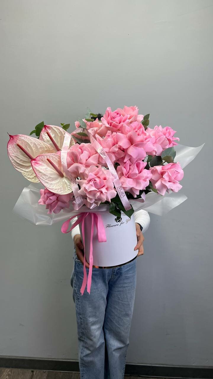Коробка живых цветов NURA FLOWERS из 15 роз и антуриума, высота 60 см, авторская сборка, розовая