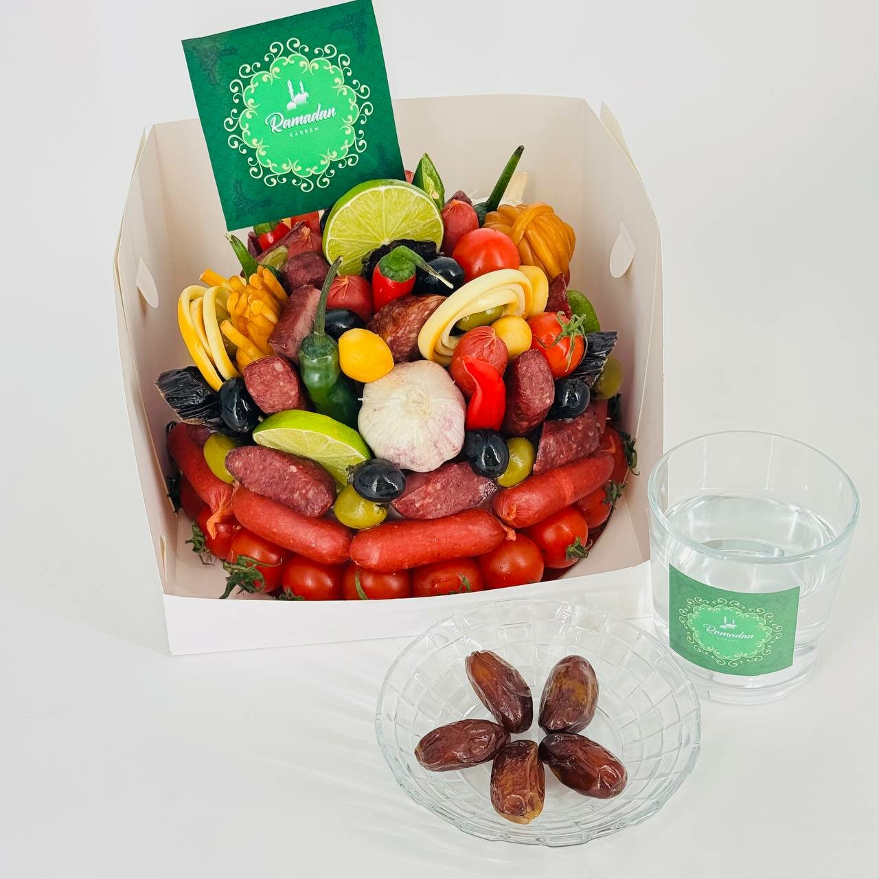 Колбасный бенто торт Халяль с закусками. Подарок на Рамадан