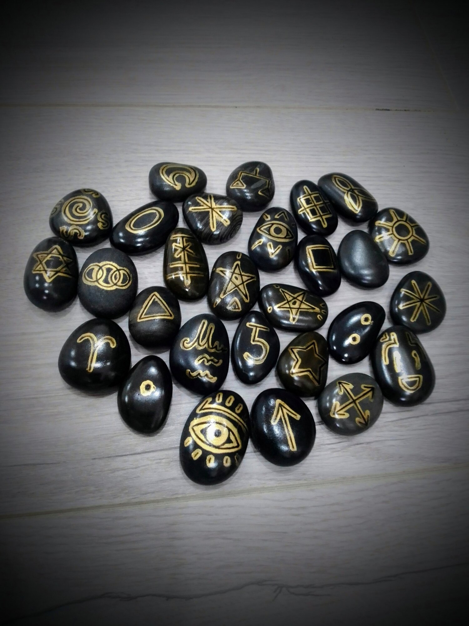 Ведьмины руны 28 шт. на тёмных камешках. Ручная работа. Подарок женщине.