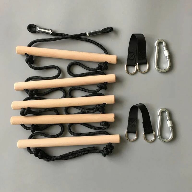 Дети лазают по веревочным лестницам, деревянным качелям, соединительным пряжкам