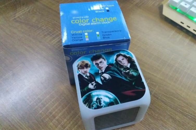 Будильник цветной тематический Гарри Поттер с циферблатом