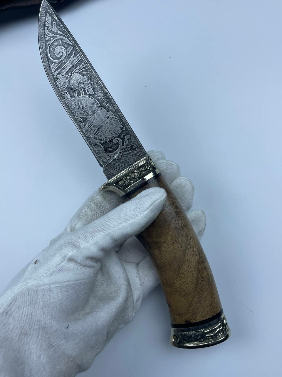 Нож из дамасской стали Егерь с гравировкой литье охота, рукоять ореховый кап, ножны из натуральной кожи. Официальный магазин производителя, Мастерская Семина