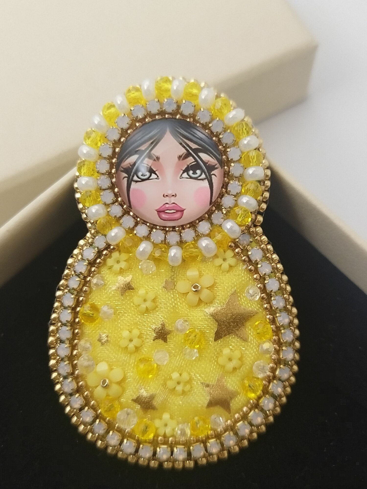 Брошь, стразы, бисер, стекло