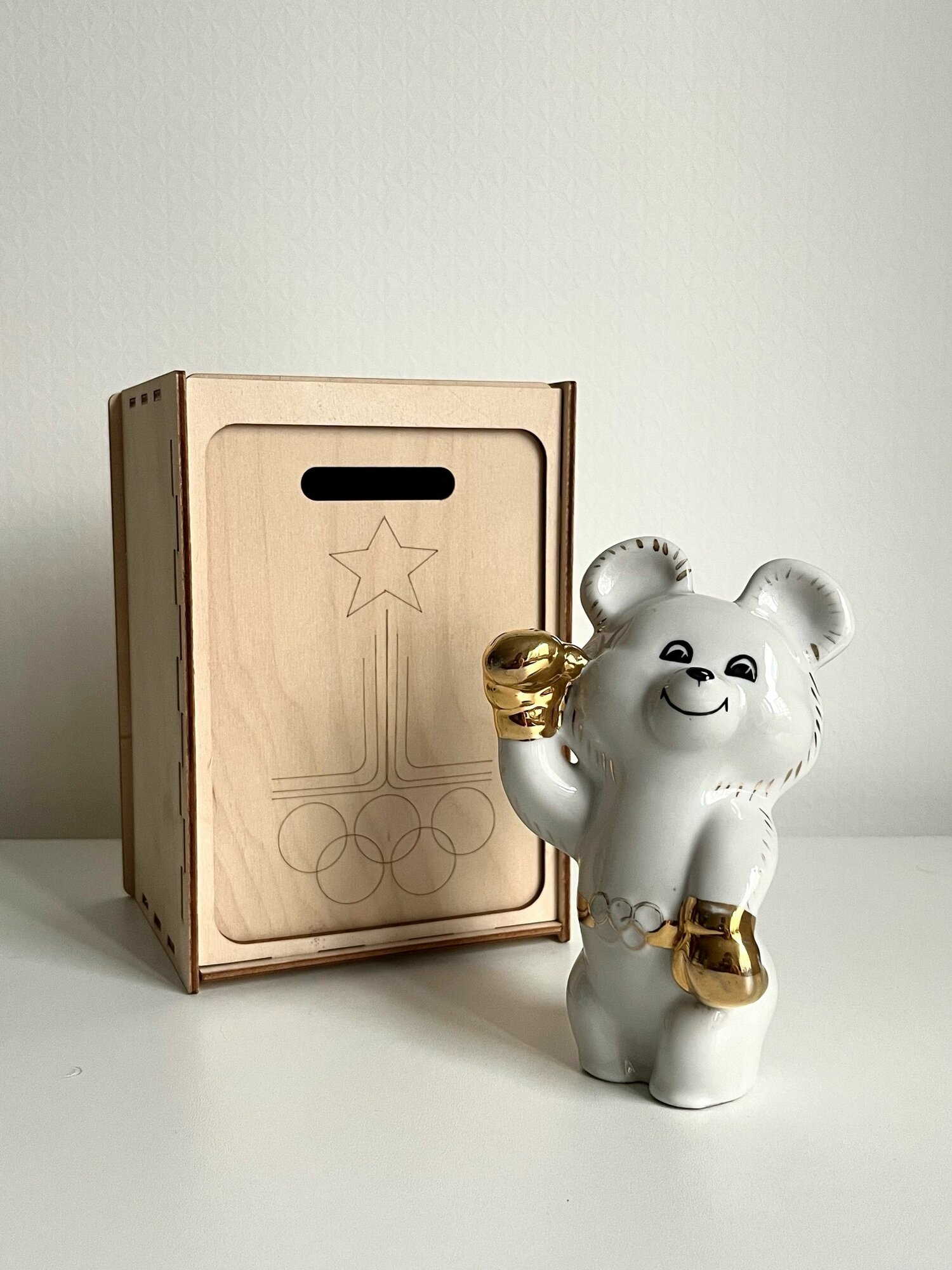Статуэтка "Олимпийский мишка Боксёр" В подарочной коробке. Прокопьевский ФЗ. СССР. Высота: 14 см. Местами потерта позолота.