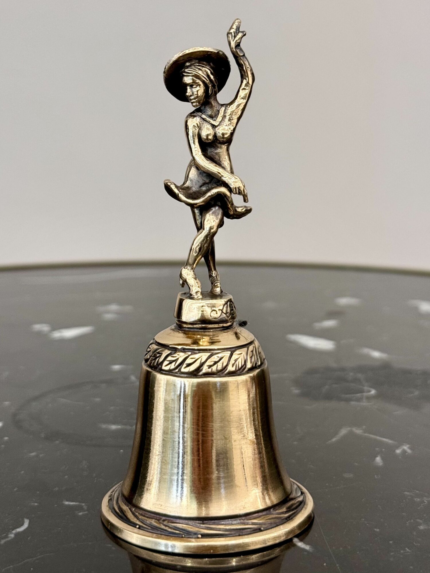 Колокольчик женщина в шляпе для интерьера и декора, сувенир подарочный, бронзовое литье