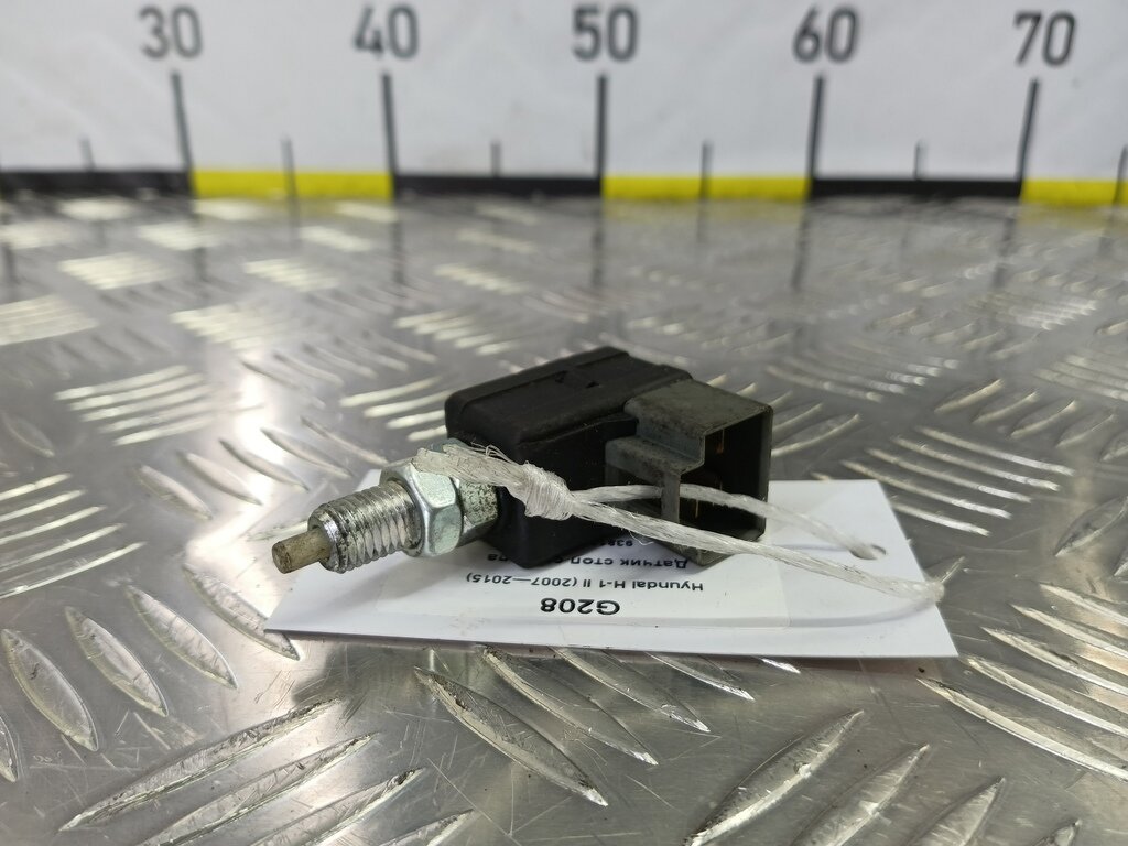 Датчик включения стоп-сигнала Б/У для Hyundai Grand Starex I (2007—2015) 938103K000