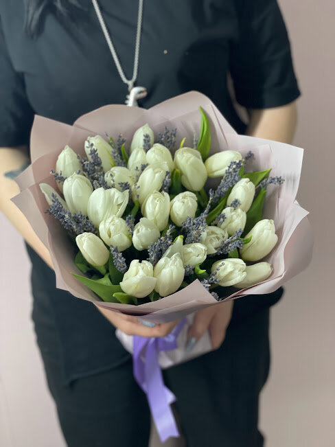 Белые тюльпаны с лаванды