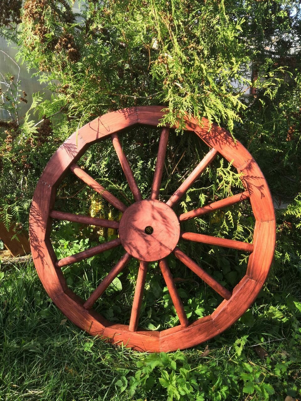 Колесо от телеги деревянное декоративное. D71см. Цвет махагон