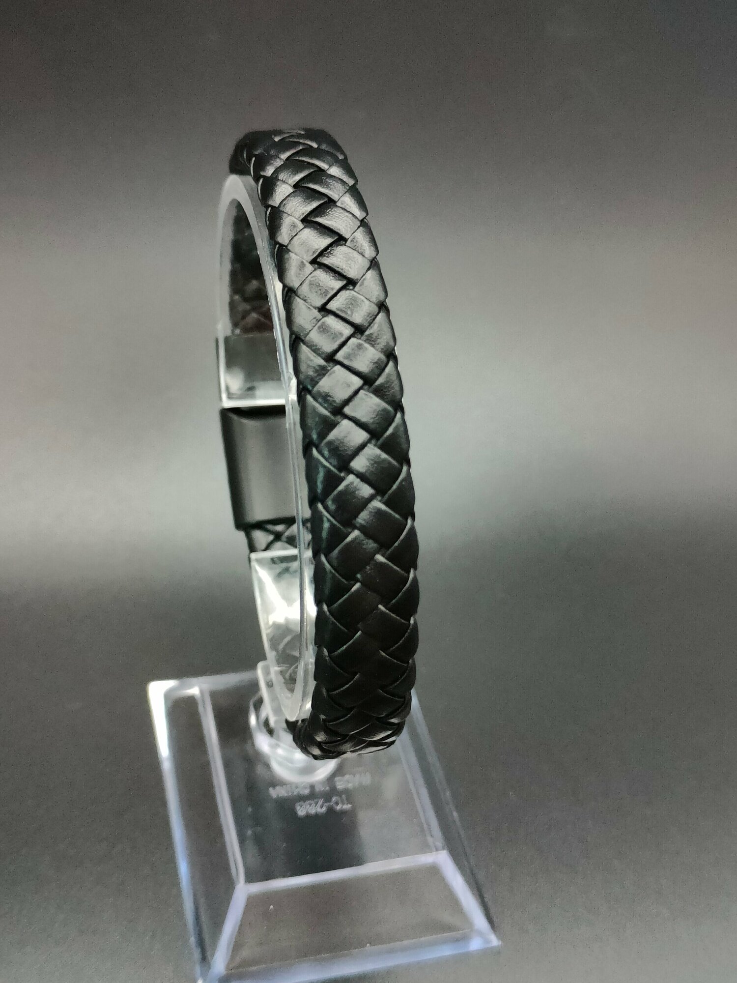 Плетеный браслет