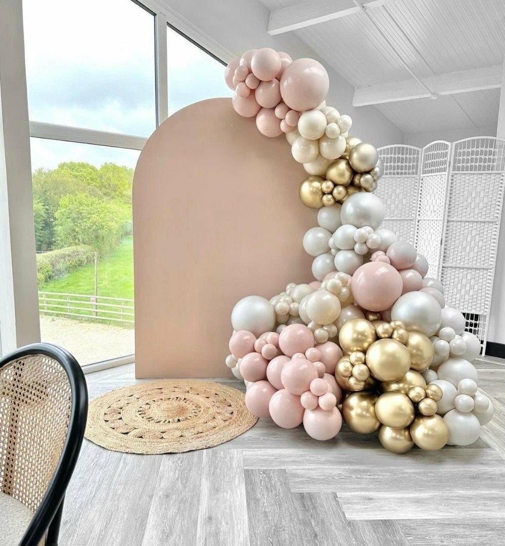 Фотозона из шаров "Чувственная декорация в оттенках золота"