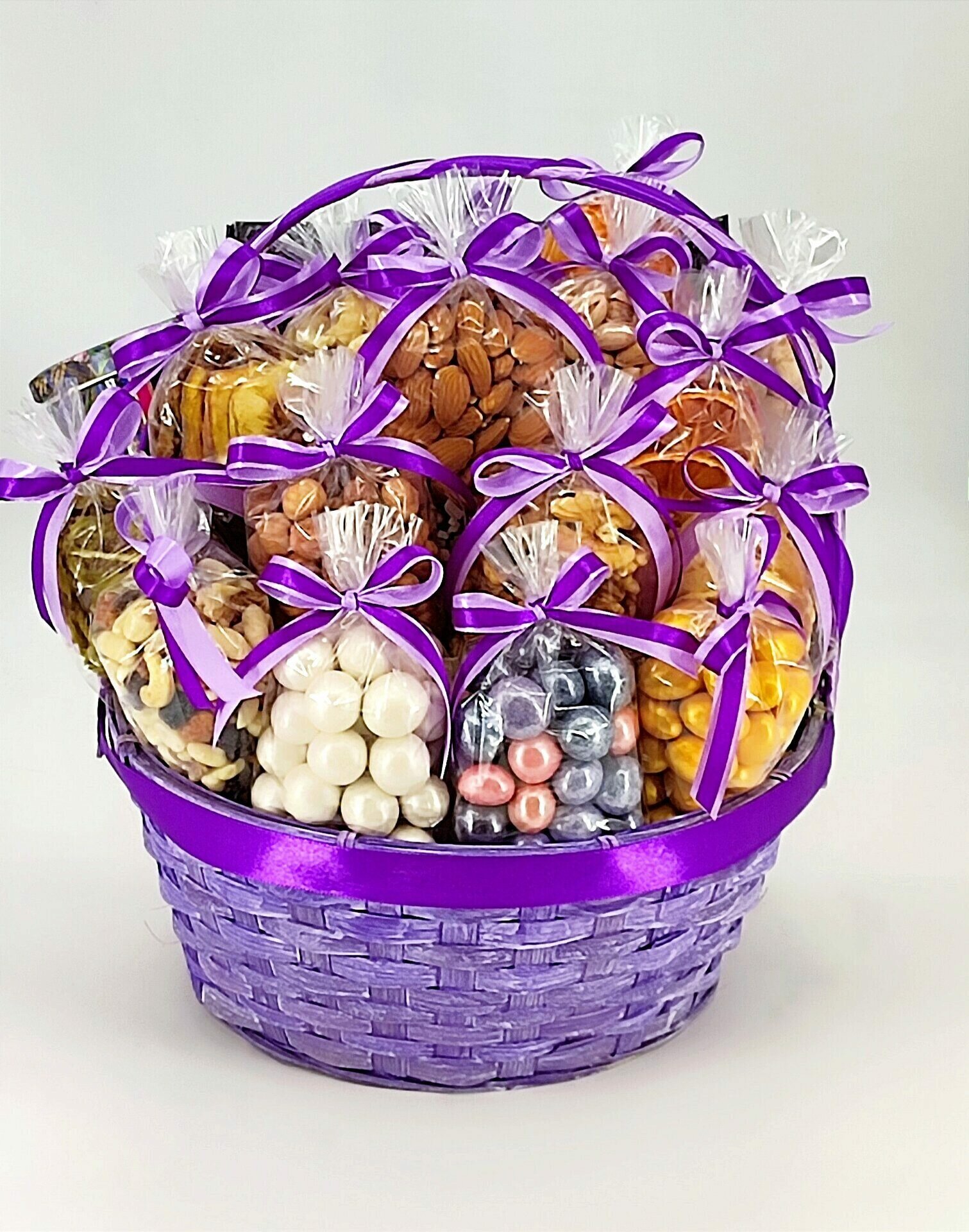 Подарочная корзина Камелия "Фиолетовые облака", для женщин, с вкусными орехами