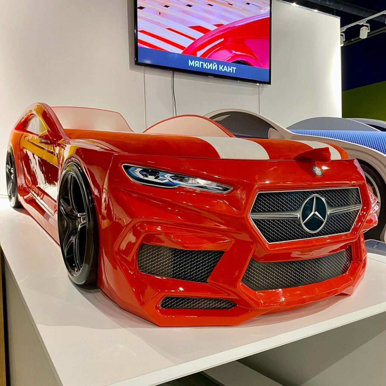 Romack кровать-машина Romeo-М цвет красный с матрасом, ящиком для белья и подсветкой фар