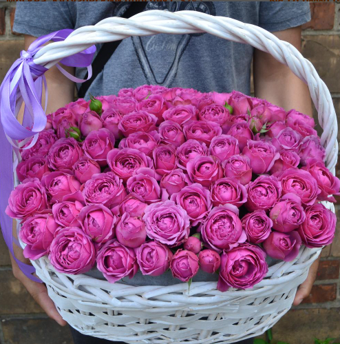 Роза кустовая в корзине
