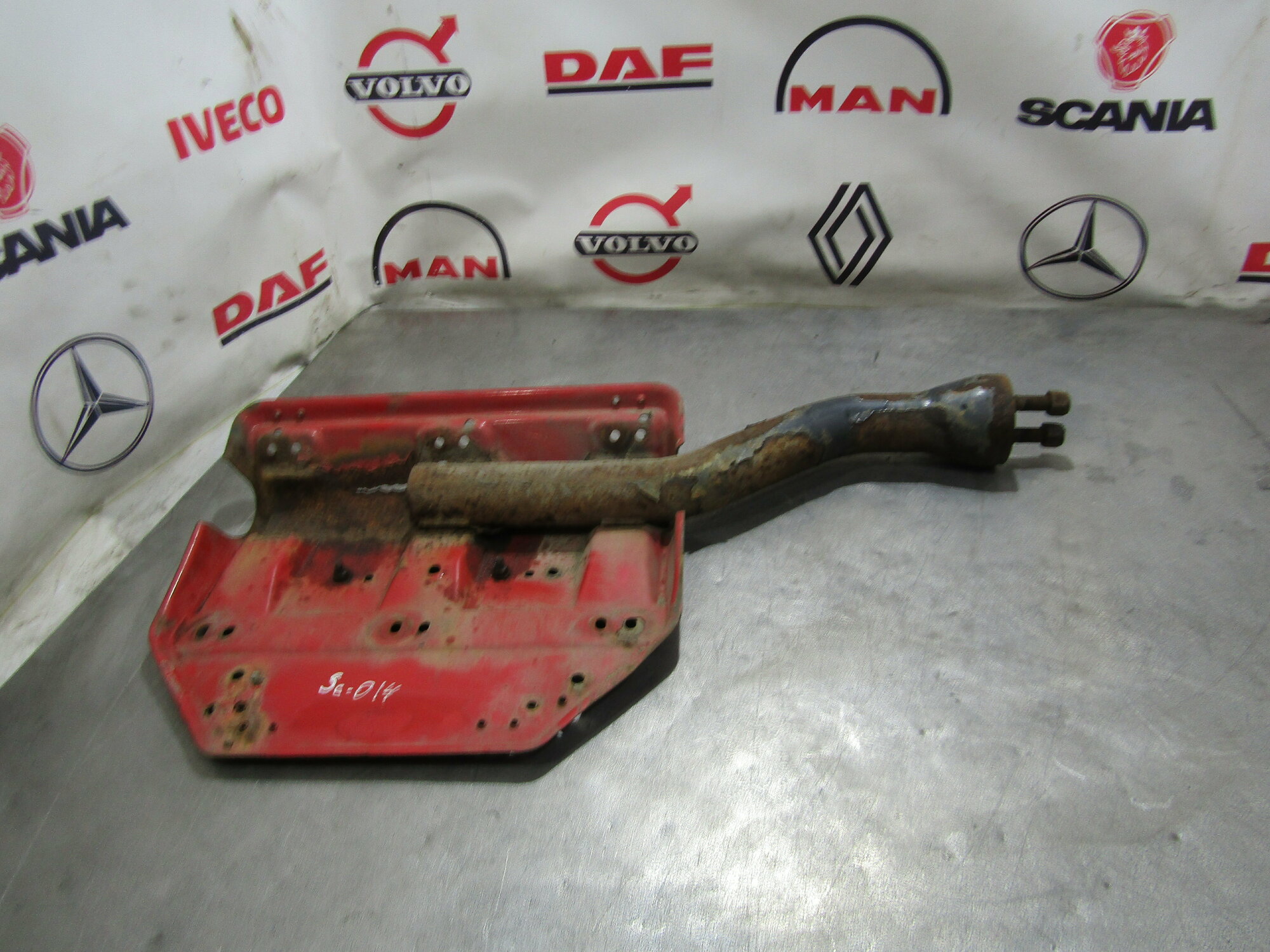 Кронштейн заднего крыла справа Scania P, R, G, / Есть трещины!!!