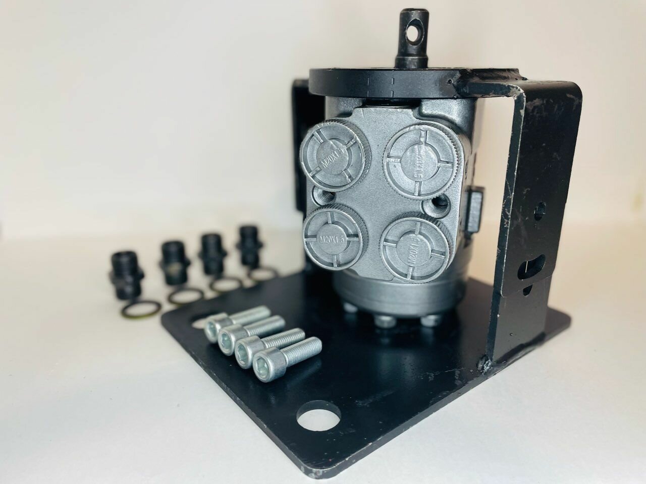 Кронштейн крепления насос-дозатора к рулевой колонке трактора Т-25 (в сборе с дозатором, валиком, болтами, штуцерами и шайбами)