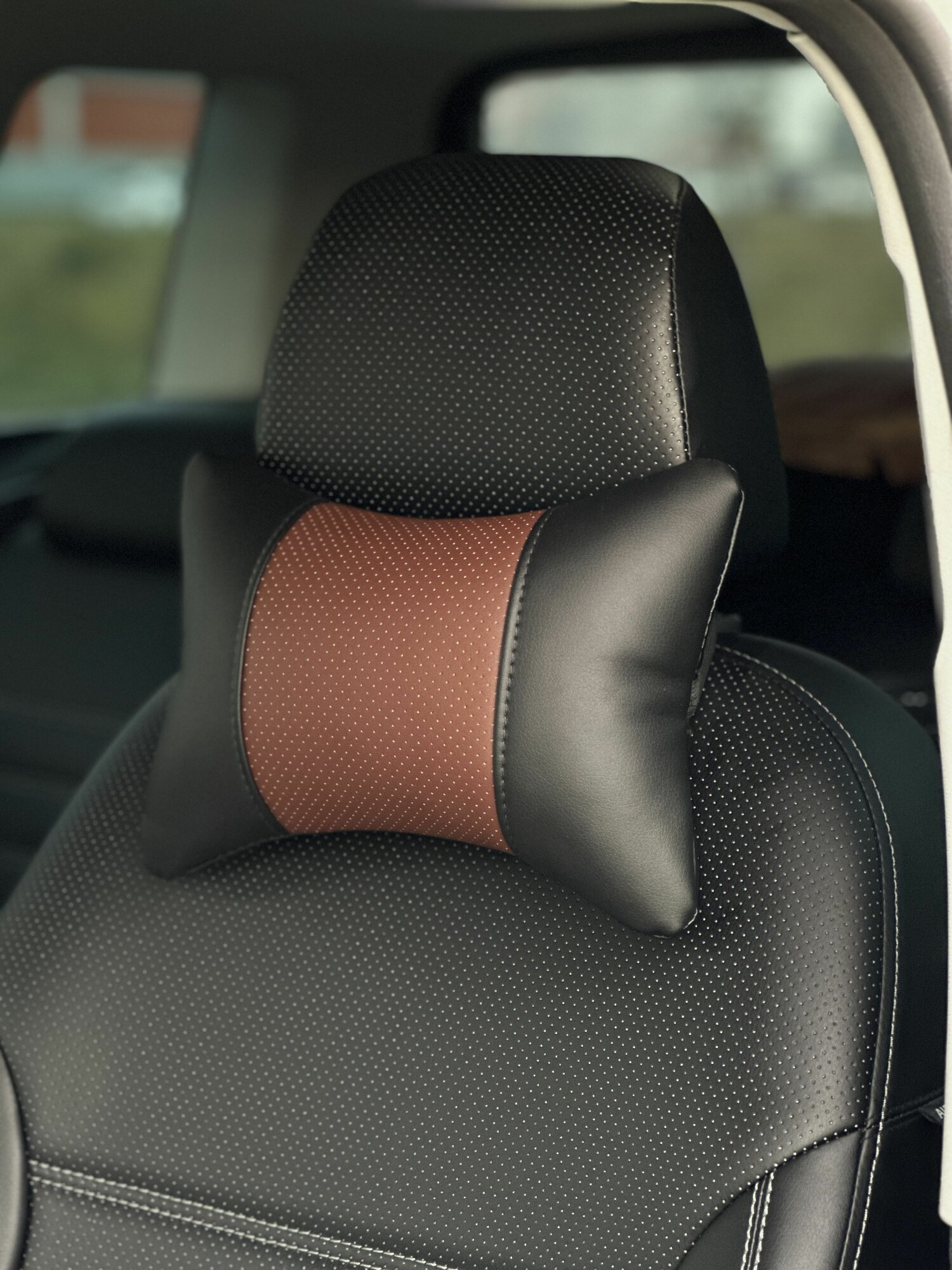 Подушка автомобильная из экокожи под голову, подголовник в машину для водителей