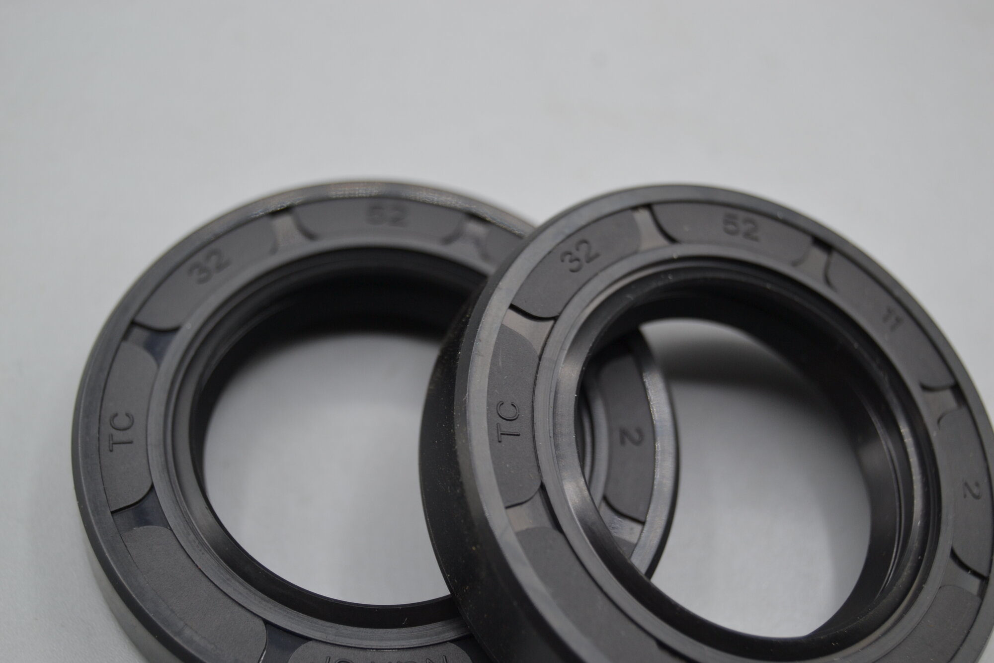 Манжеты сальники 32x52x6 (2 шт)