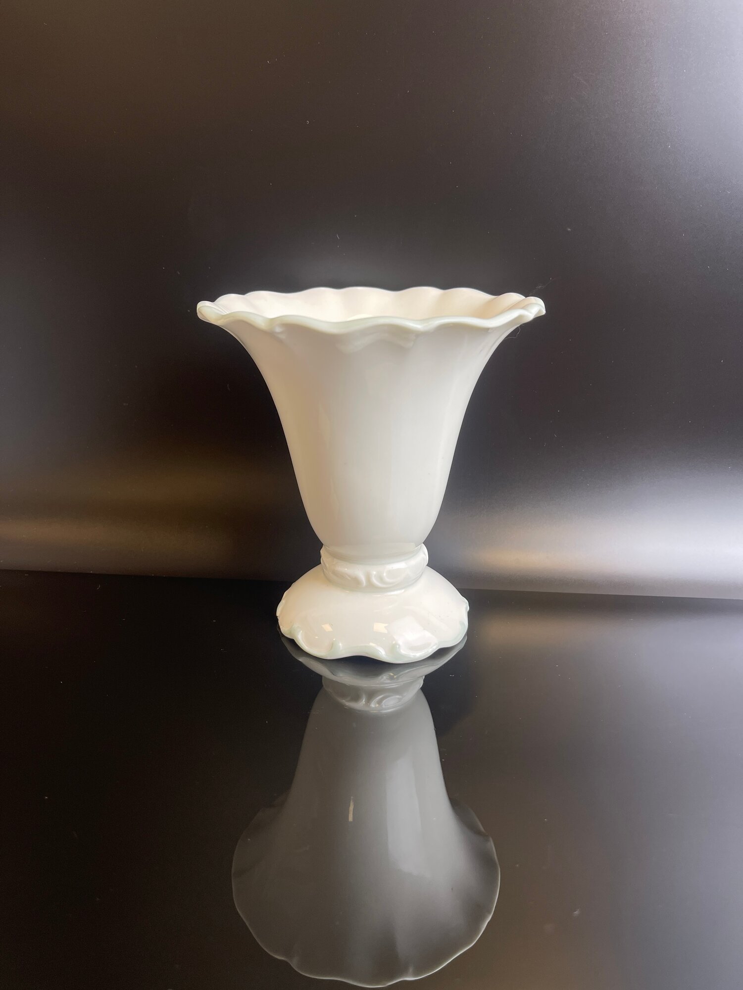 Вазочка фарфор винтаж Германия 12.5 см, клеймо K.Tutter, Hutschenreuther Germany, скол на обратной стороне дна вазы, 1960-1990 гг