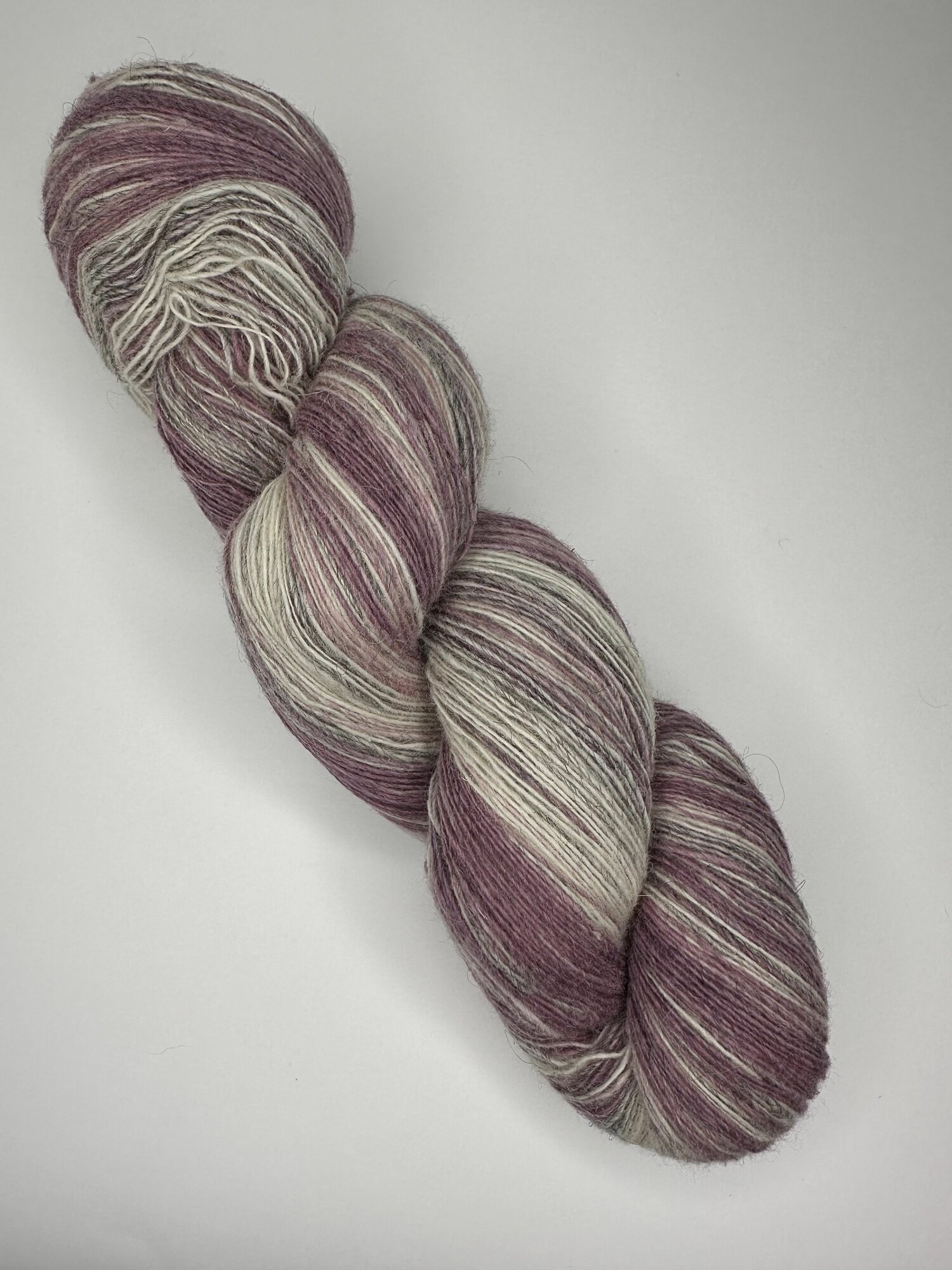 Пряжа для вязание шерсть 100% 8/1 Grey-Lila 120-130г.