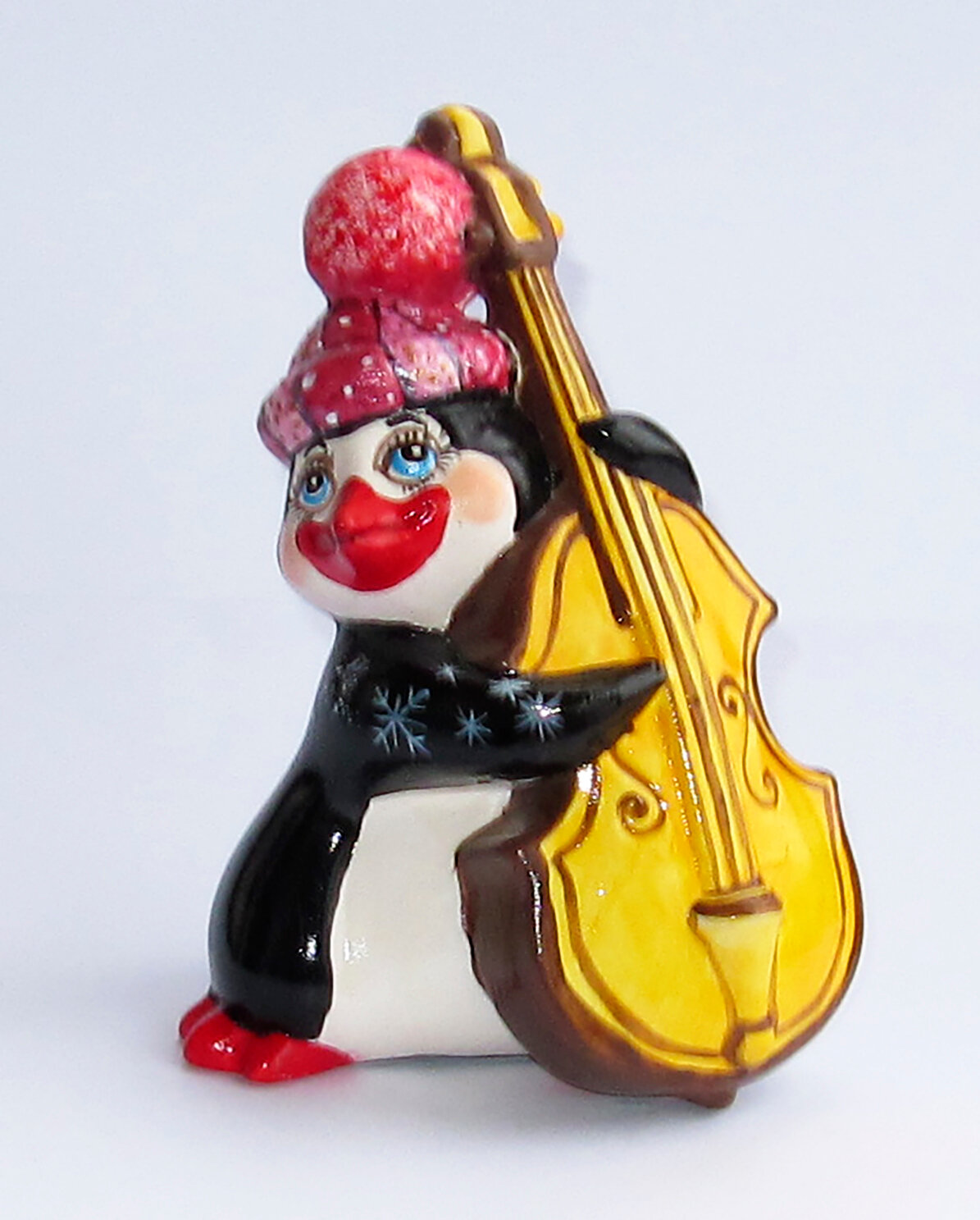 Фарфоровая фигурка пингвин музыкант. Ручная работа Россия. Высота 15 см.