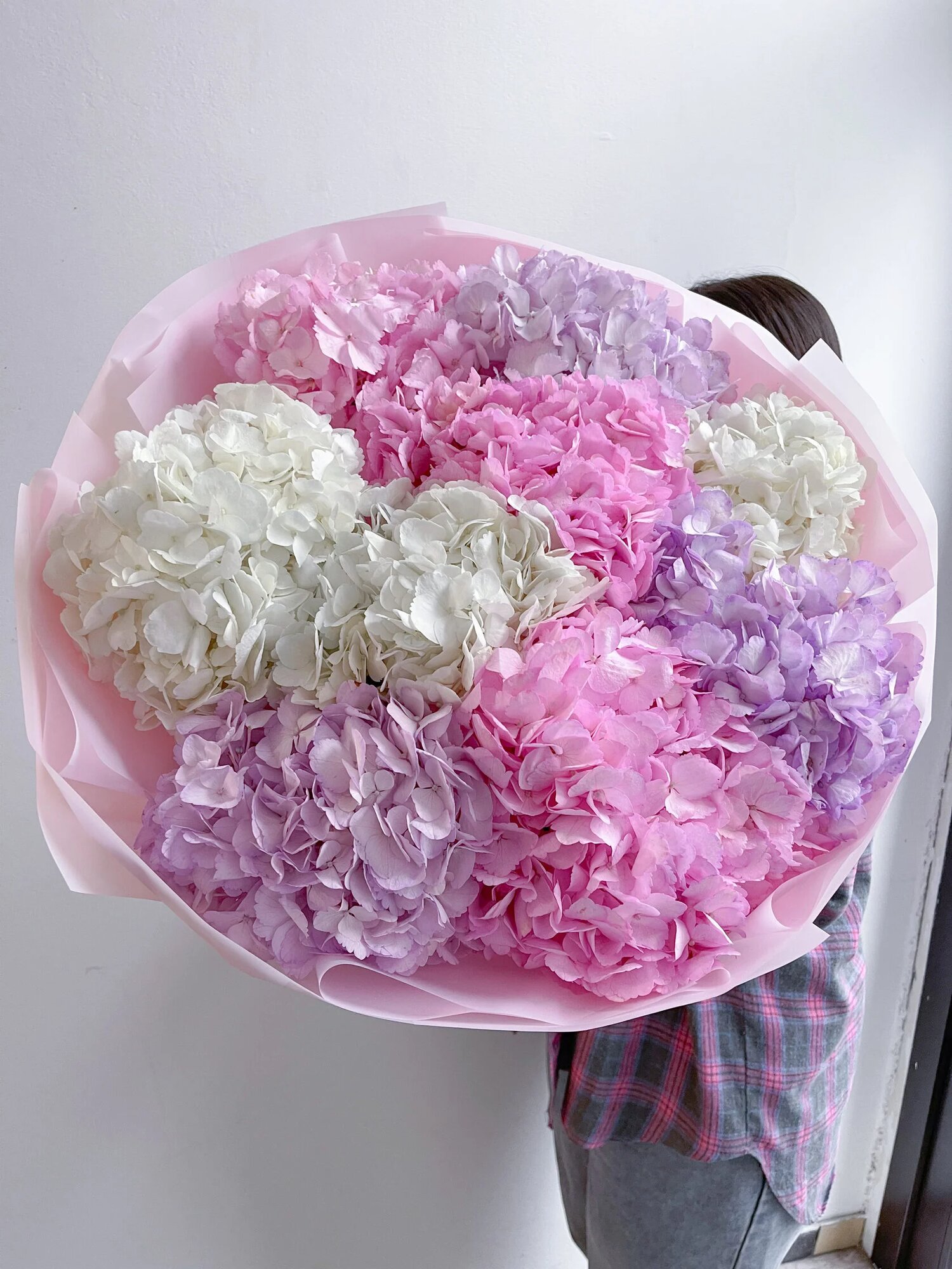 Букет микс из пышных колумбийских гортензий 9 шт. от FlowersGo с доставкой по Москве