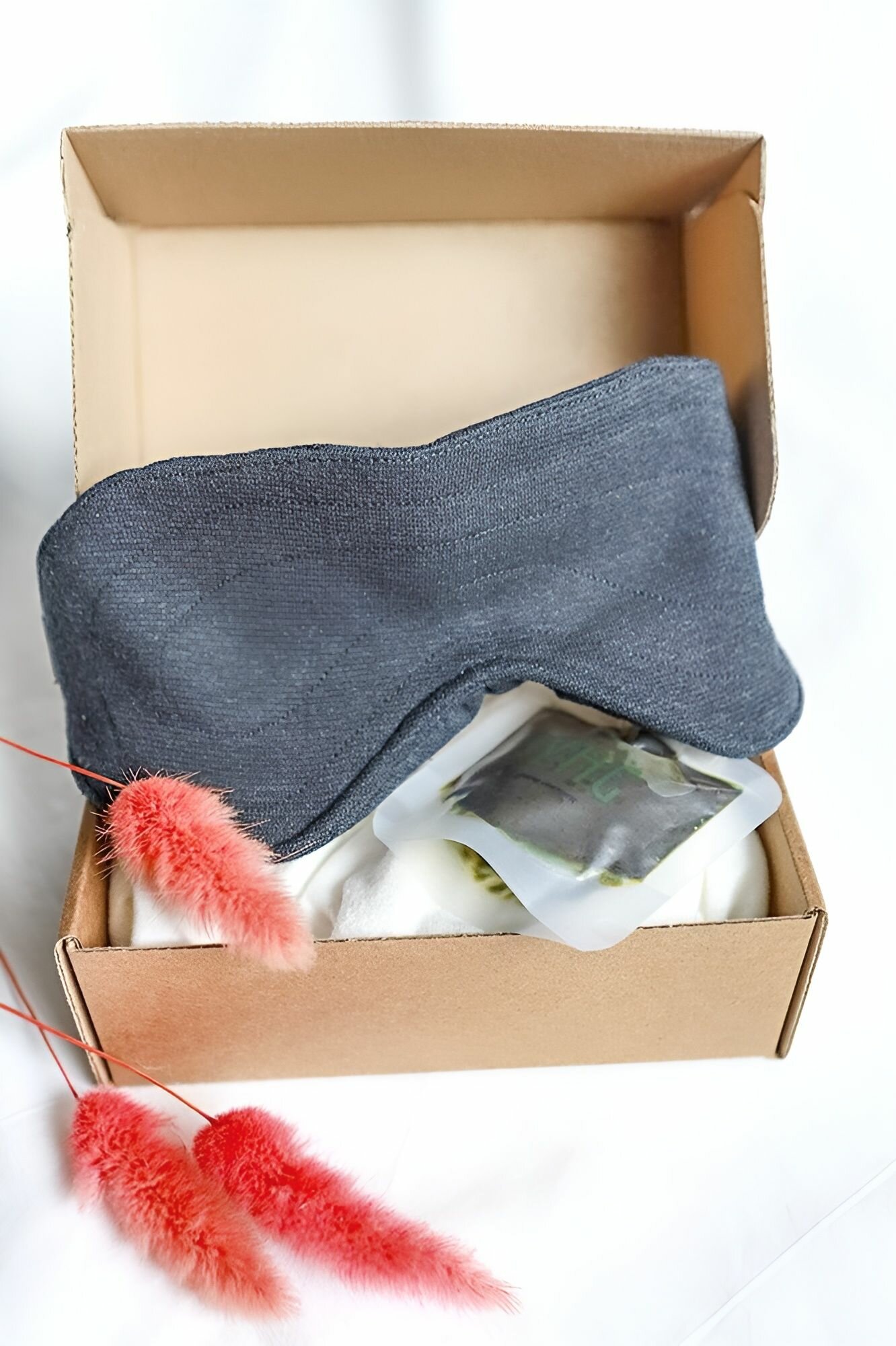 Подарочный набор из конопляной маски для сна серого цвета и маски для лица