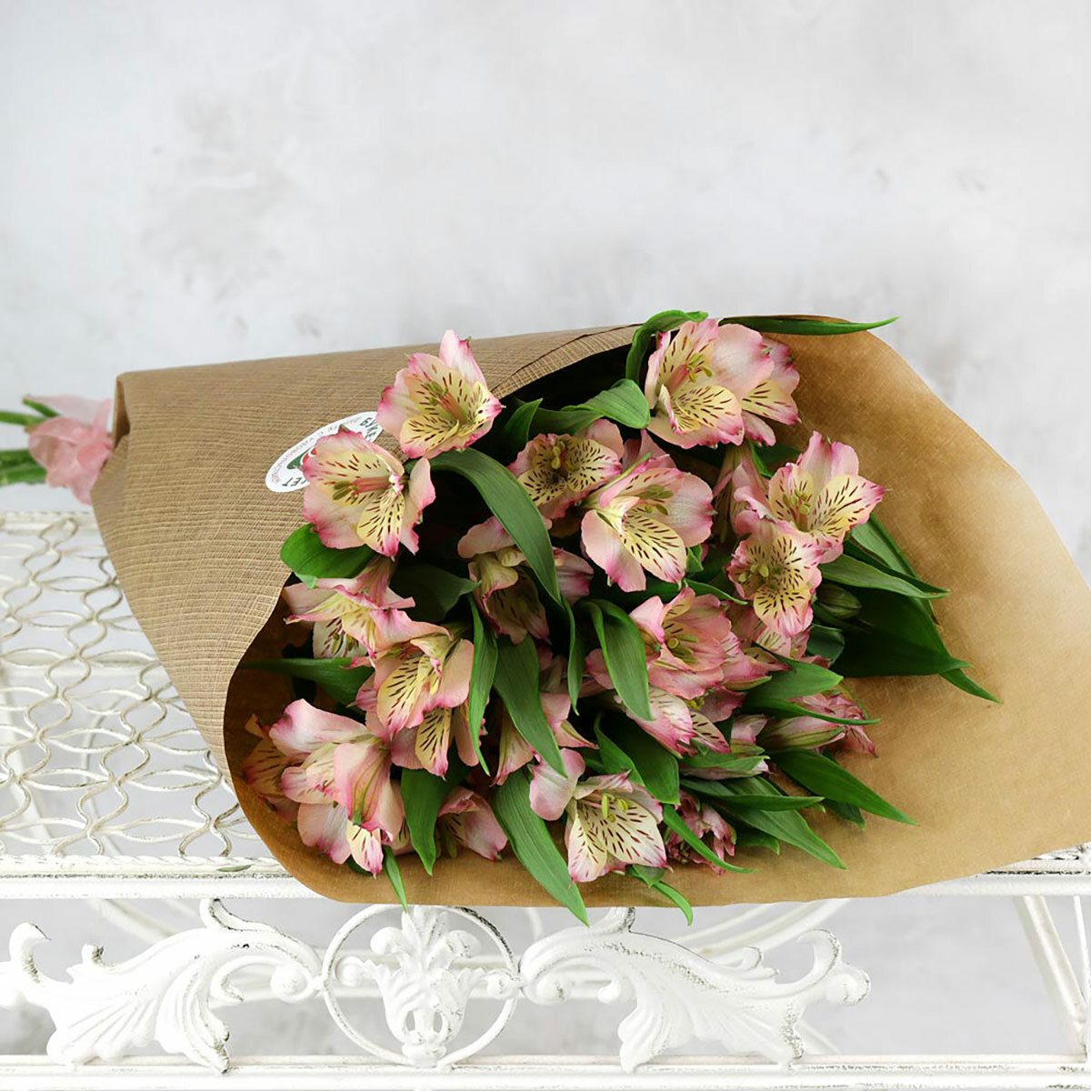 Букет Букет Маркет, из альстромерии, 7 шт, на стеблях, высота 60см, в крафте