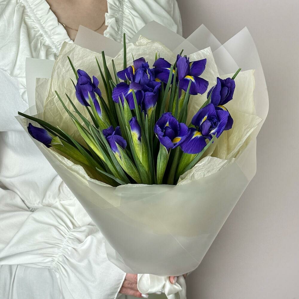 Букет из синих ирисов "Designer White", в дизайнерской упаковке, 15 шт.